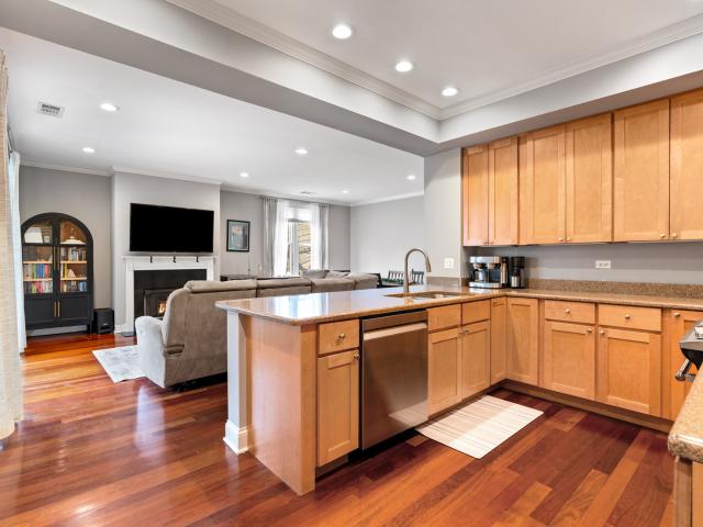 1056 W Lawrence Avenue # 2C