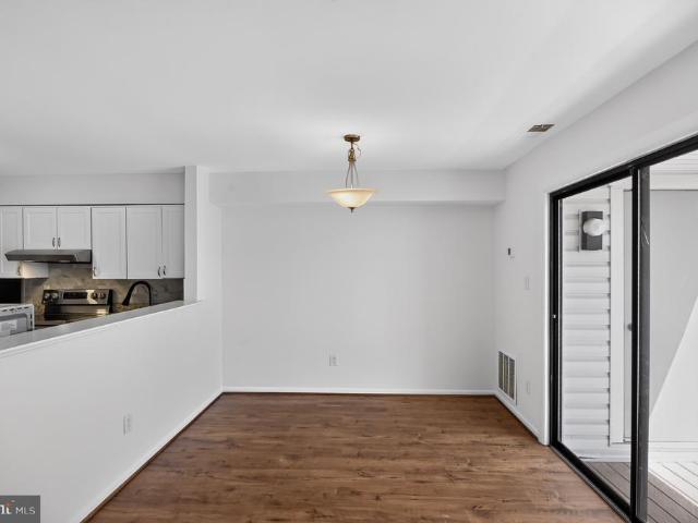 1056 Warwick