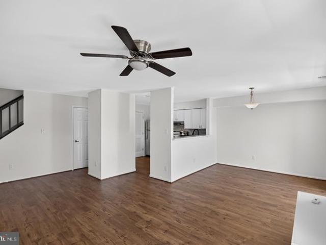 1056 Warwick Ct, Sterling, VA 20164