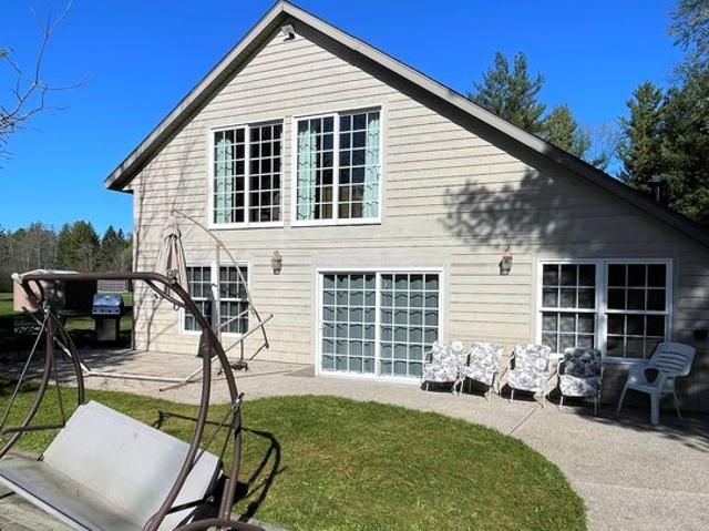10575 Pine Dr, Manistee, MI 49660