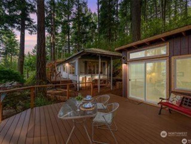 1059 Island Dr, Lummi Island, WA 98262