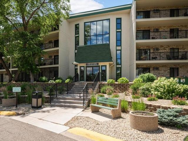10501 Cedar Lake Rd Apt 413, Hopkins, MN 55305