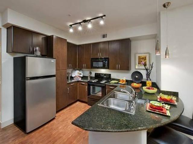 $1050 / 1br 742ft² Gas fireplace in this top floor apartment!