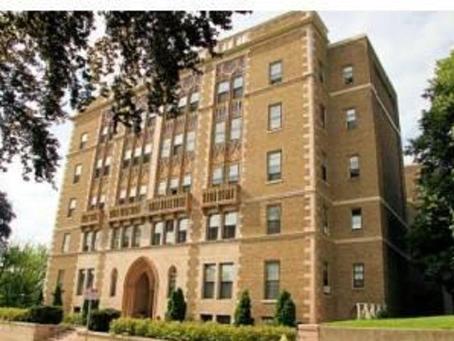 $1050 / 1br Beautiful & Spacious 1BR w/FREE HT&HW,Fireplaced LR & More! Avail 8/1! 53 Elm St~Elm Park Area,Near WPI & MCPHS map