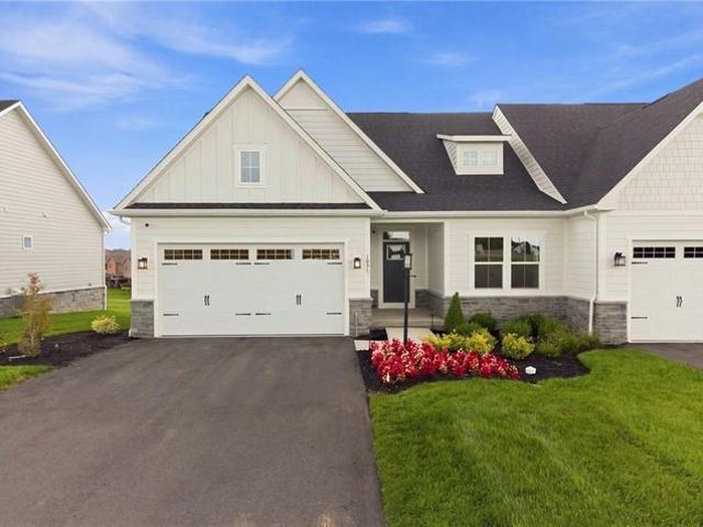 1051 Black Sands Dr, Mammoth, PA 15664