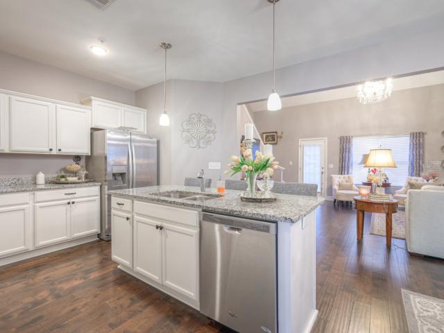 1051 Chatsworth Dr