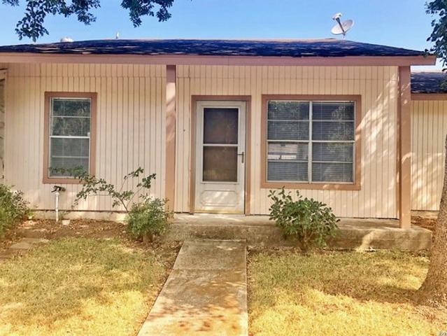 1051 Country Club Dr Apt 18, Seguin, TX 78155