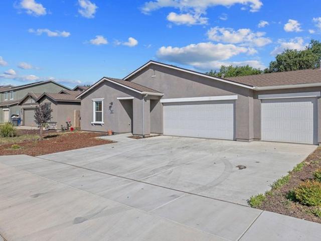 1051 Ironhorse Ct, Tulare, CA 93274