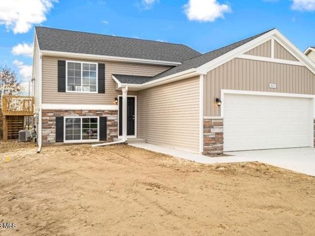 1051 Lakeside Ln, Oregon, OH 43616