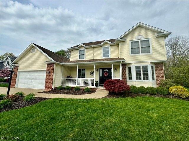 10520 Carrousel Woods Dr, New Middletown, OH 44442