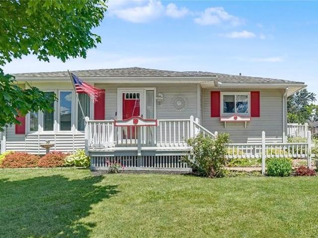 1052 Clifton St NE, Cedar Rapids, IA 52402