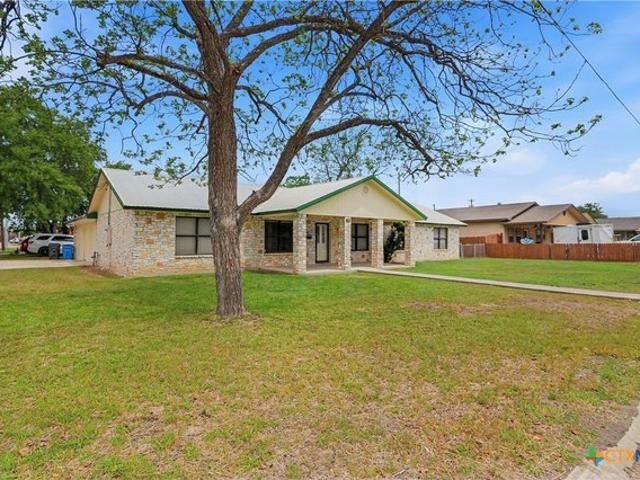 1052 E Weinert St, Seguin, TX 78155