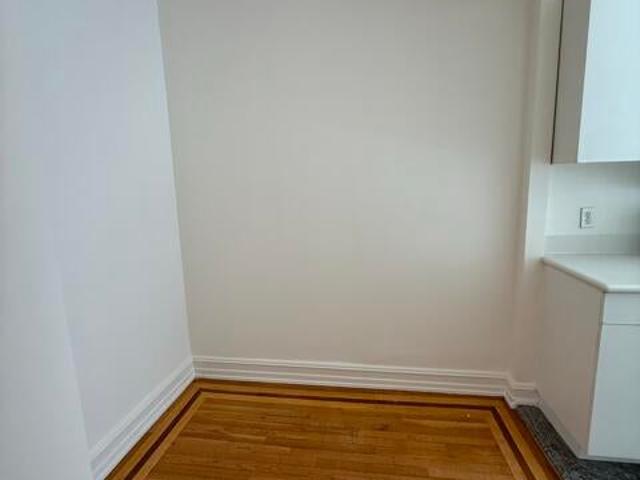 #1052 Huge 2 bed/1 bath with eat in kitchen, giant