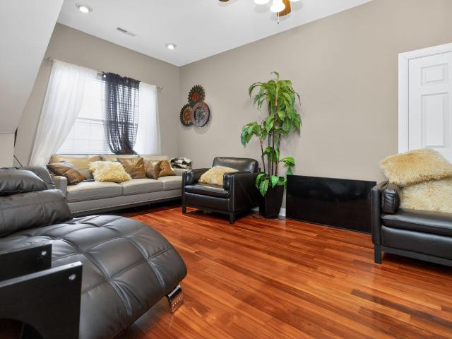 1052 Stratford Ct