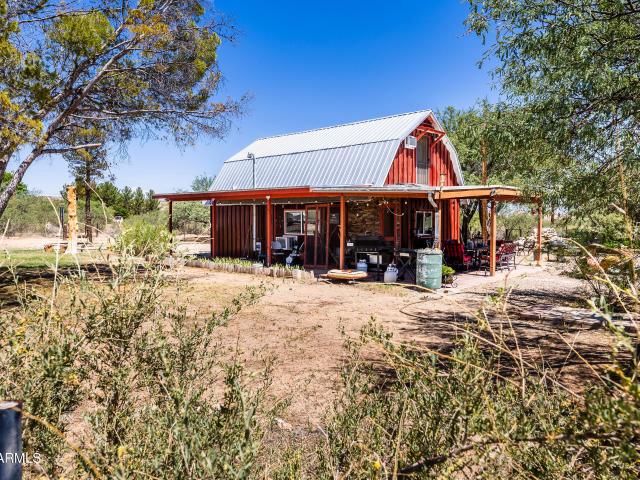 1052 w desert rose lane