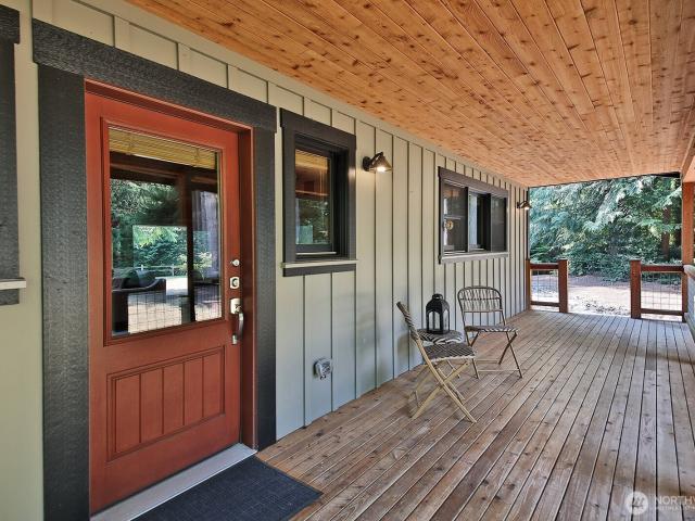 1052 Woodside Lane