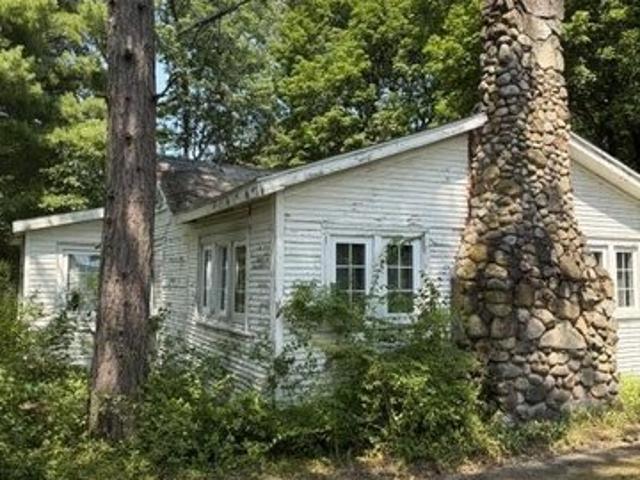 10532 N Oak St, Irons, MI 49644