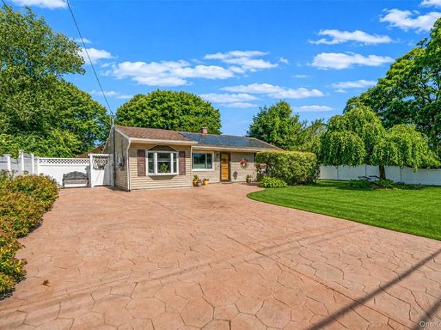 1053 Ocean Ave, Bay Shore, NY 11706