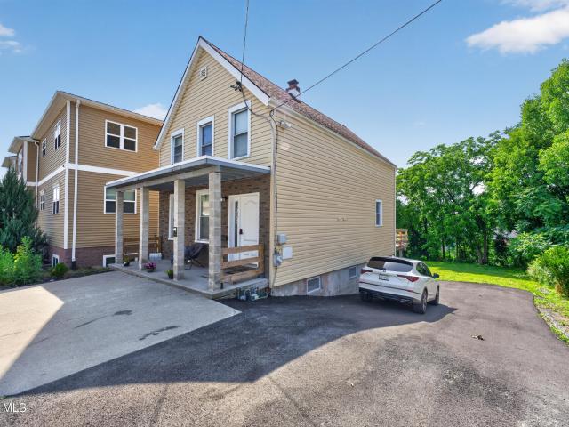 1053 Broadway