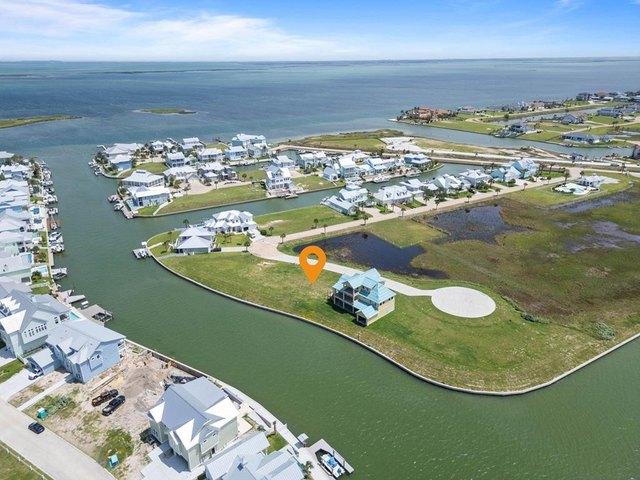 1053 Fiji Dr, Rockport, TX 78382