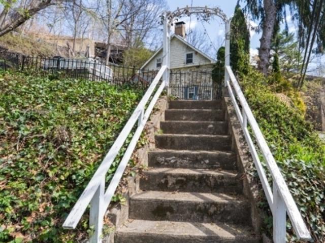 1053 S Main St