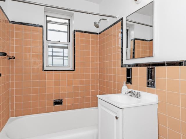 105 3 th Avenue, Queens, NY