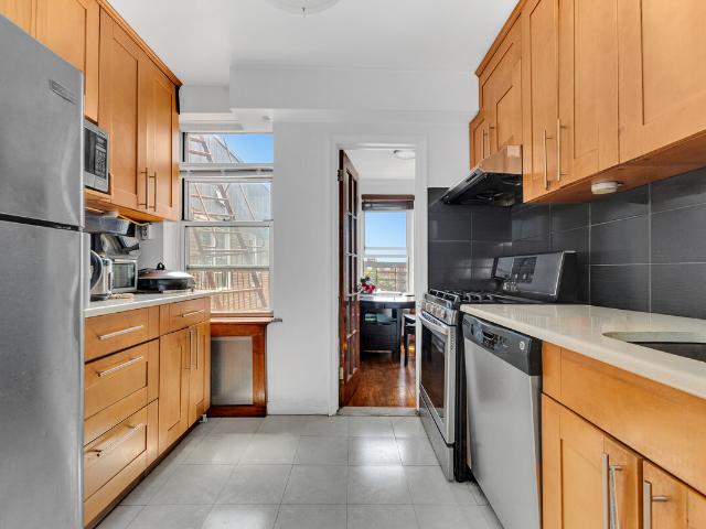 105 3 th Avenue, Queens, NY