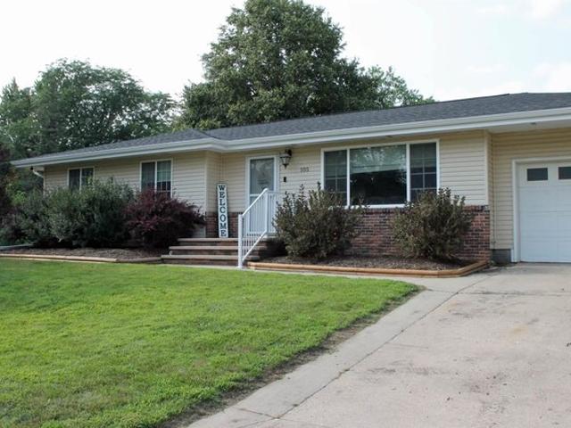 105 8th Pkwy SE, Waverly, IA 50677