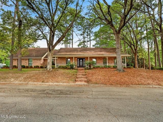 105 Country Club Dr, Picayune, MS 39466