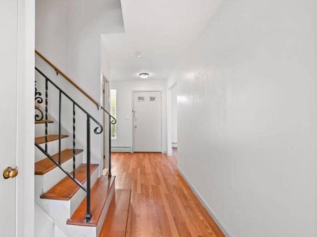 105 Coachlight Square