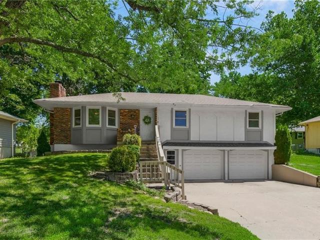 105 Continental Dr, Lansing, KS 66043