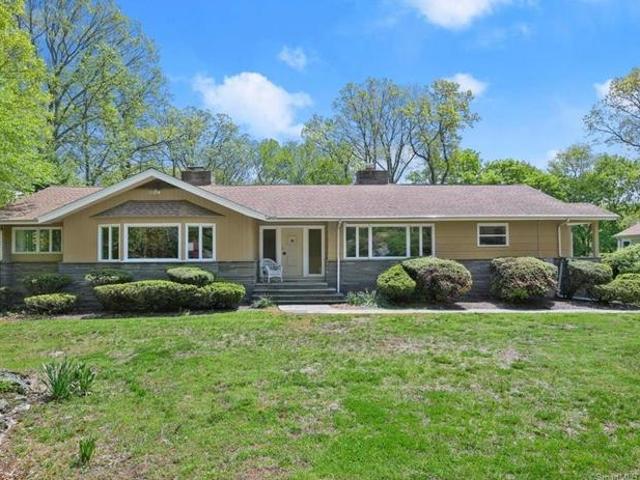 105 Cedar Woods Ln, Fairfield, CT 06825