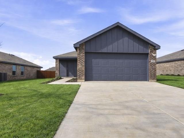 105 Choctaw Dr, Leonard, TX 75452