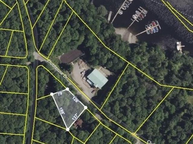 105 Clubhouse Dr, Greentown, PA 18426
