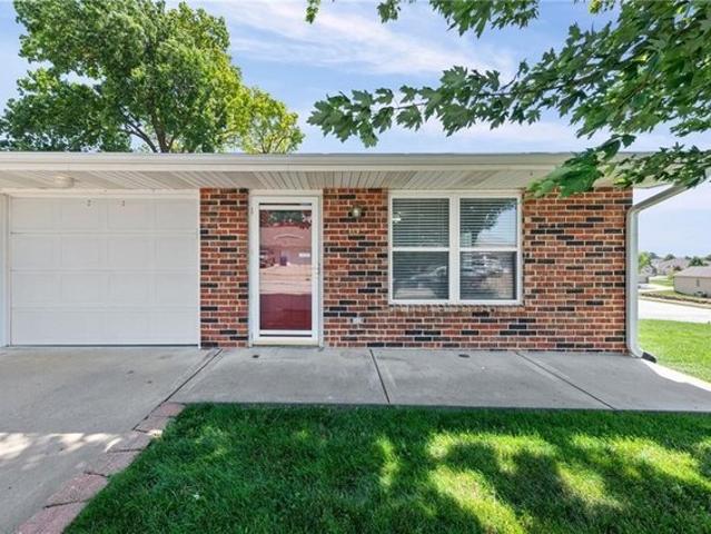 105 Basswood Ct, Smithville, MO 64089