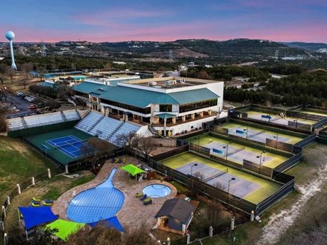 105 Birdie Dr, The Hills, TX 78738