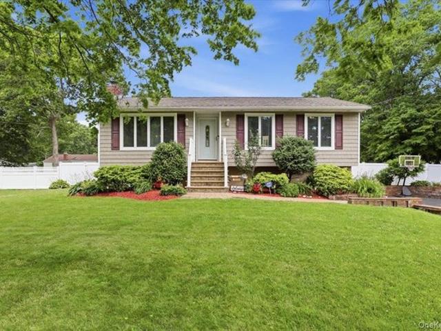 105 Greenhaven Dr, Port Jefferson Station, NY 11776