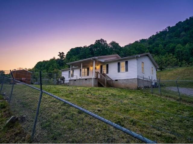 105 Dry Hl, Jenkins, KY 41537