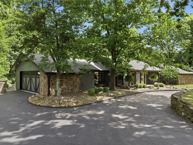 105 E Woodside Lane
