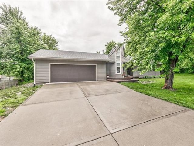 105 E Cedar Dr, Spring Hill, KS 66083