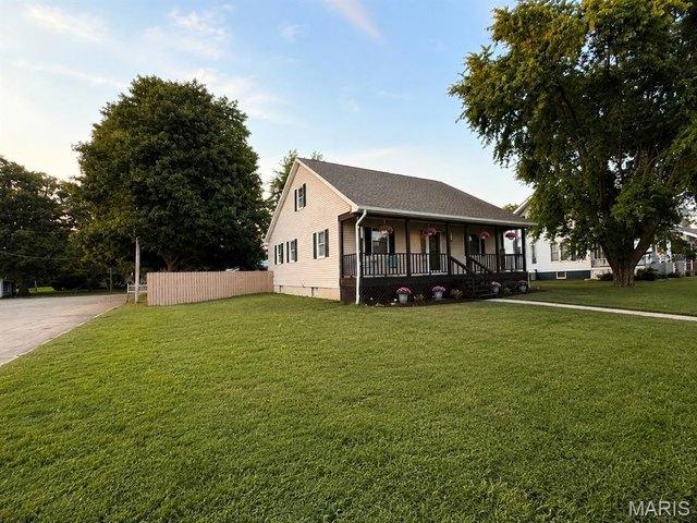 105 E Elm St, Gillespie, IL 62033