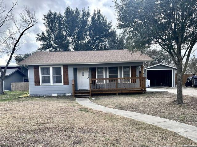105 E Huebinger St, Marion, TX 78124