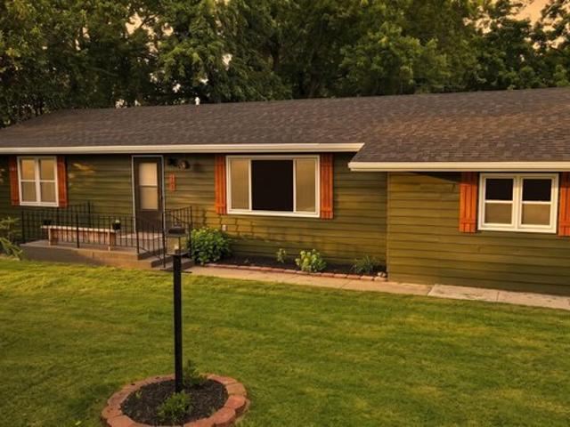 105 E Meadowbrook Ave, Clever, MO 65631