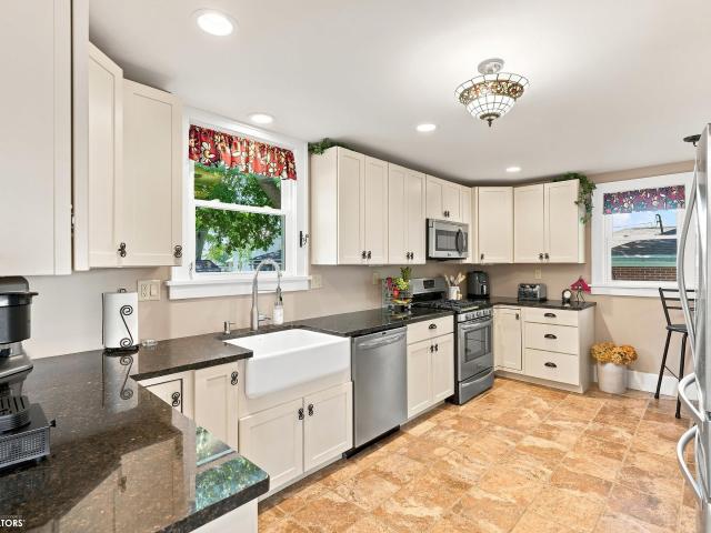 105 E Pleasant Valley Street