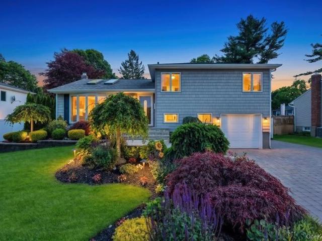 105 Ernest St, North Massapequa, NY 11758