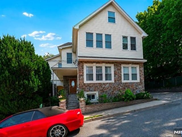105 Kossuth St, Wallington, NJ 07057