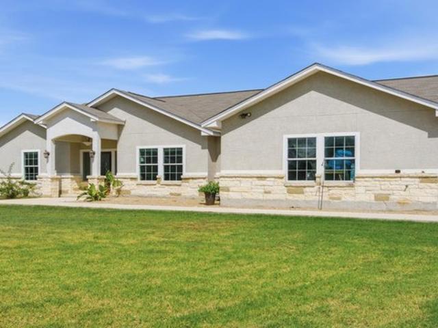 105 Hidden Hvn, Floresville, TX 78114