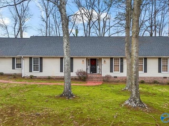105 Hudgins Dr, Albertville, AL 35951