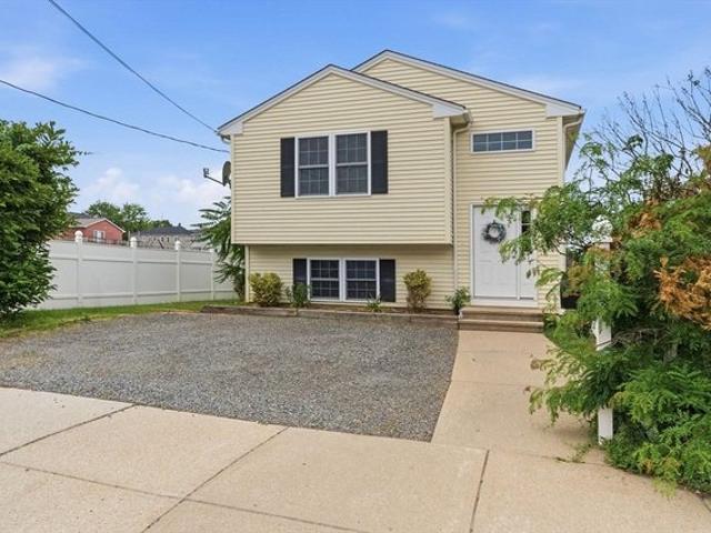 105 Lawrence St, Fall River, MA 02721