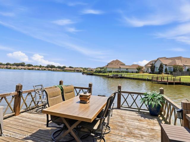 105 Lake Bend